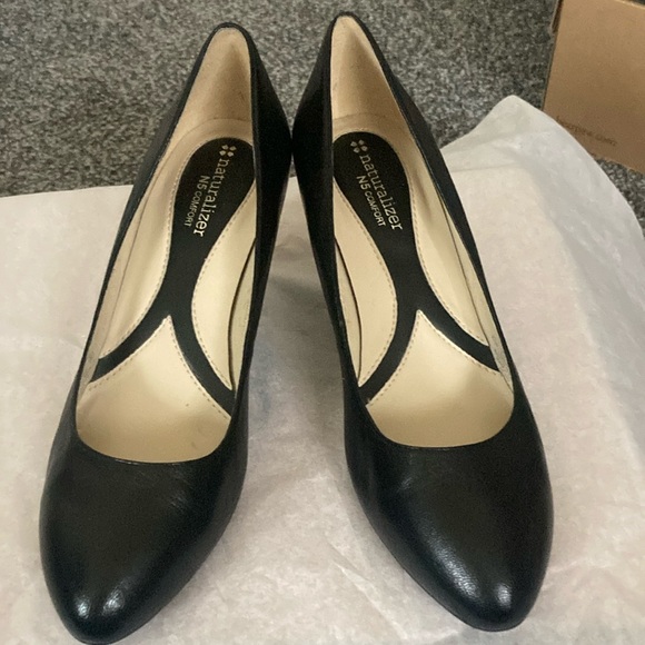 Naturalizer | Shoes | Naturalizer 85w Black Leather Low Heel Pump ...